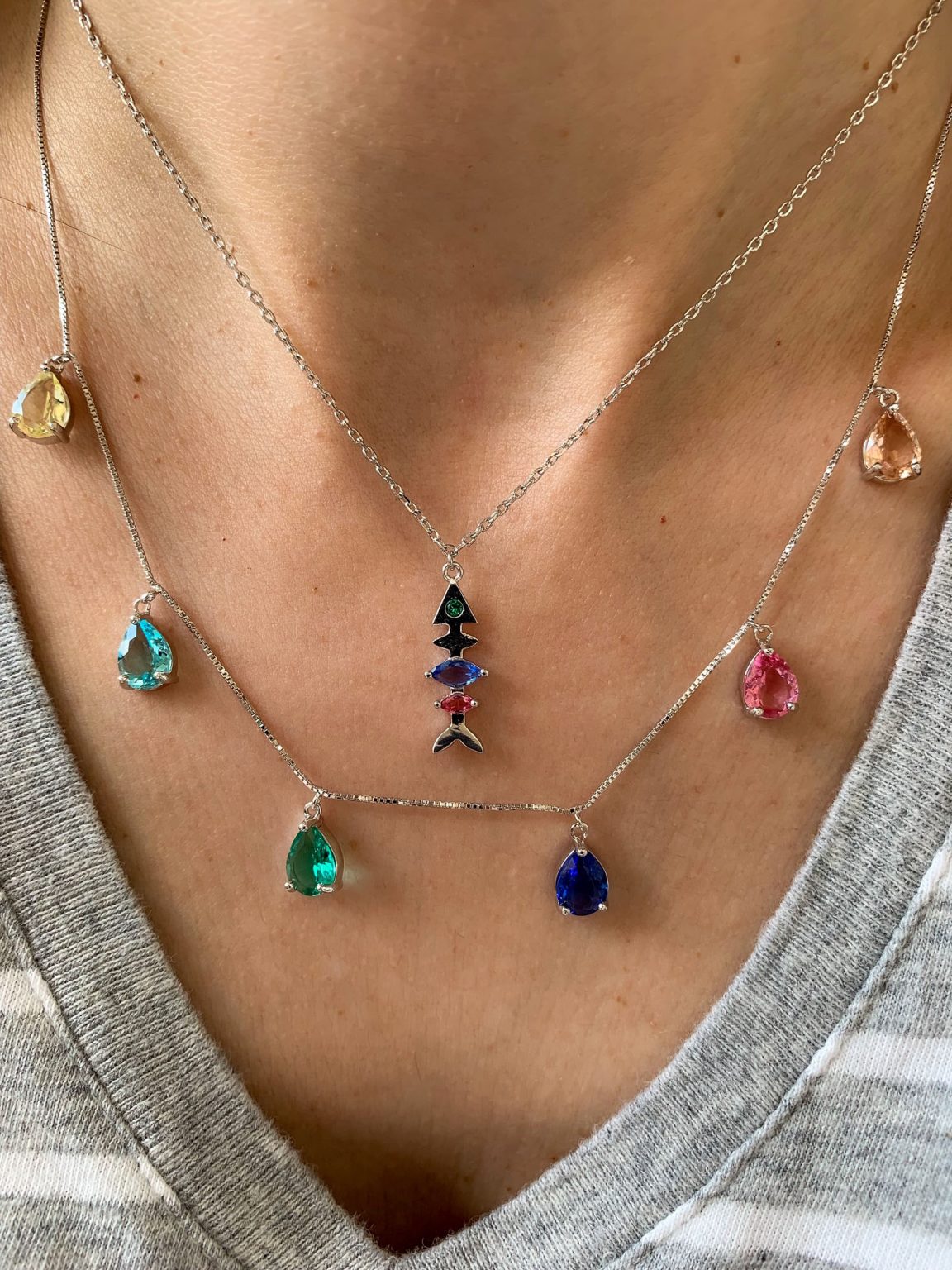 Colar Espinha De Peixe Delicado Pedrinhas Coloridas Rodio Semi Joia ...